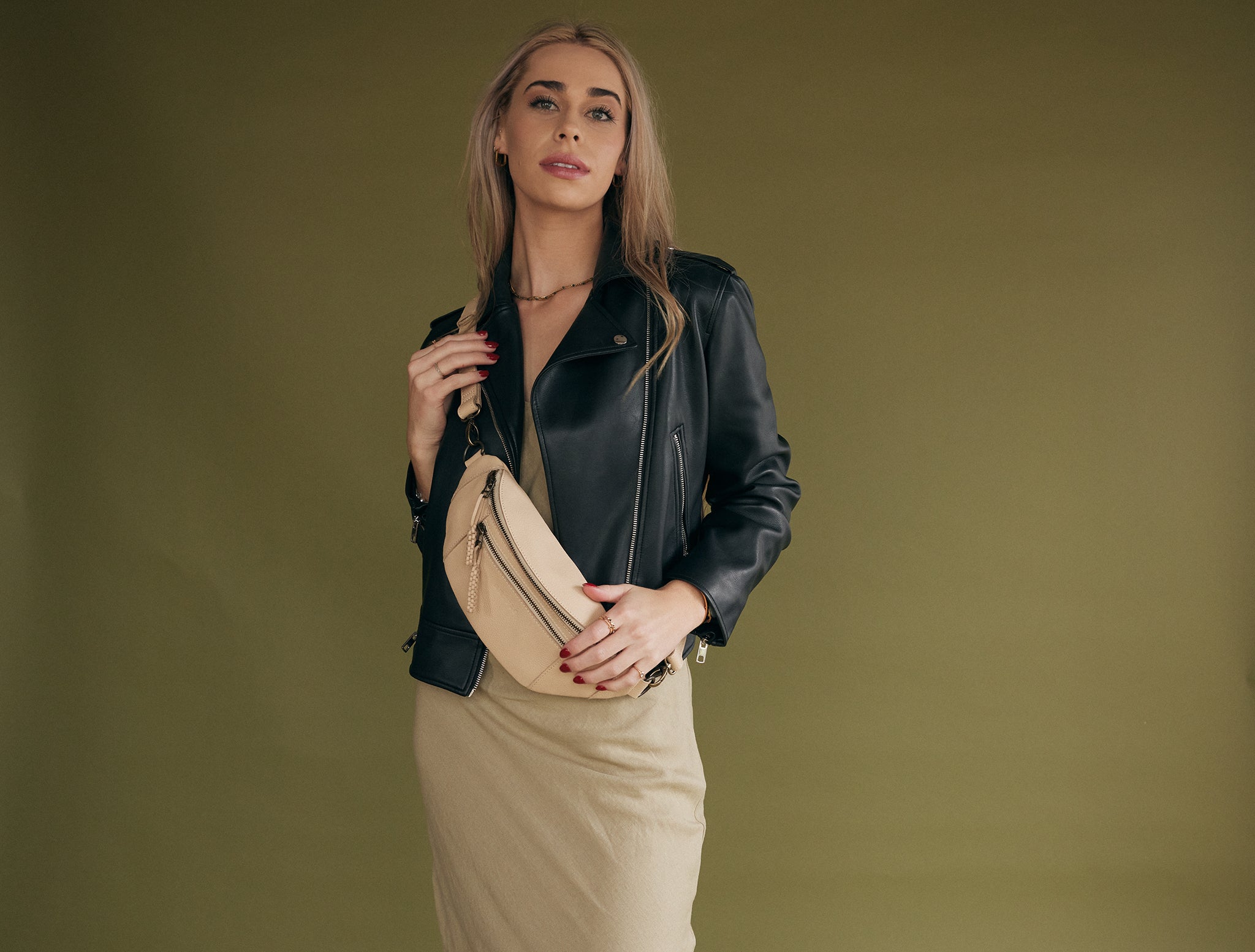 River adjustable leather moon-bag – Antelo